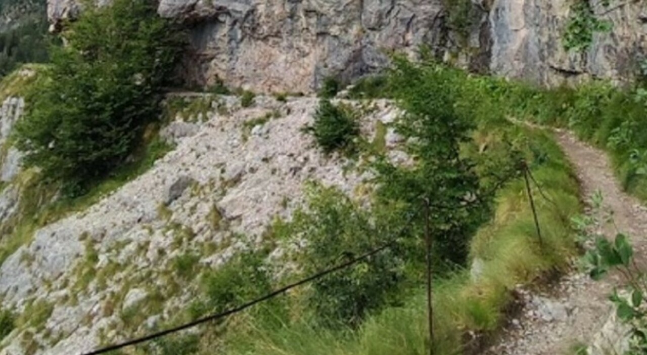 Scivola sul pendio durante un'escursione in montagna, il marito prova a ...