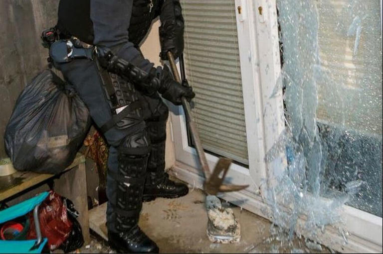 Police arrest gang's 'main players' after storming homes in dawn raids