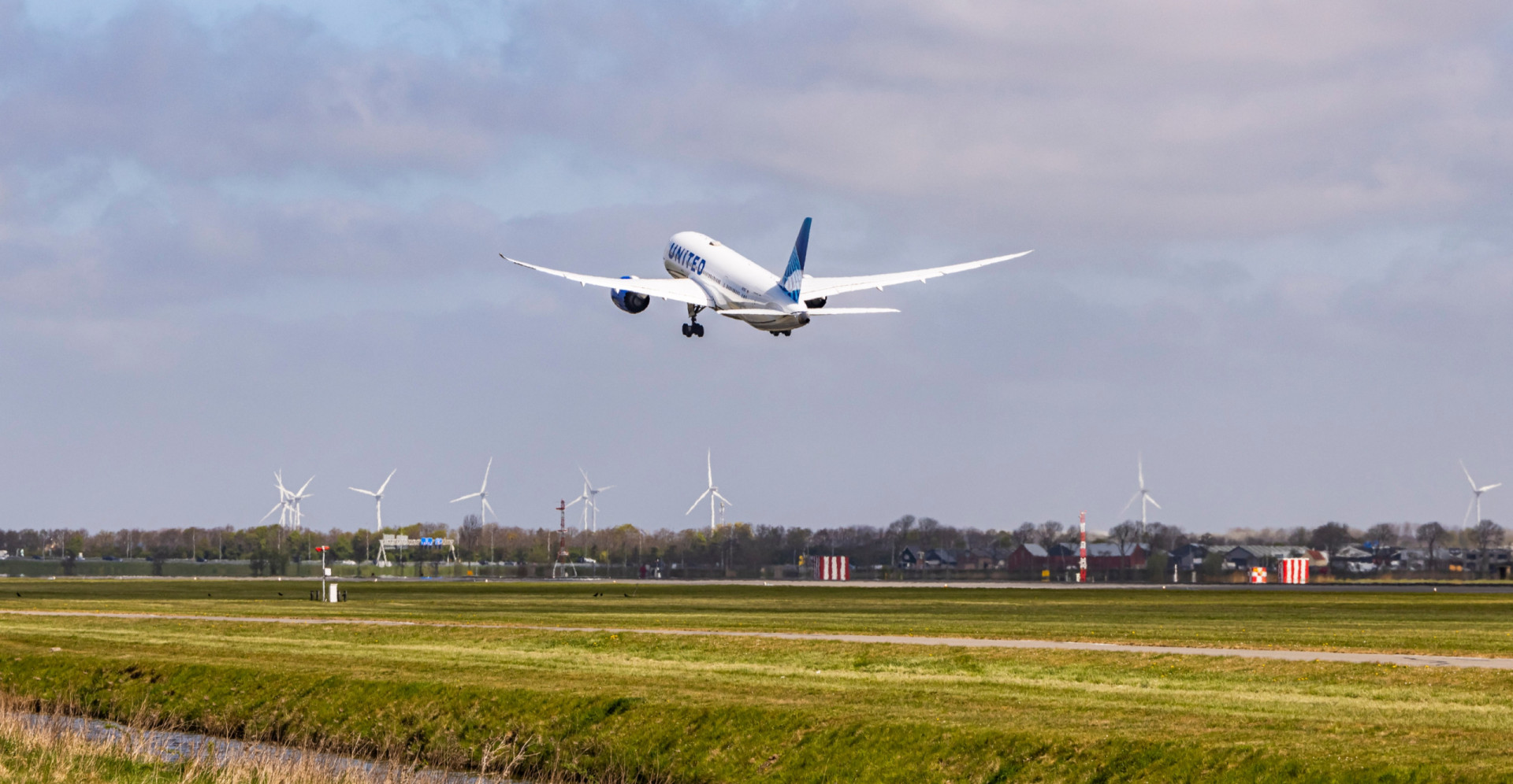 Boeing 787 declares 'Mayday' after engine failure over US