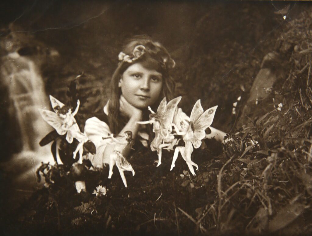 Fairy photos that fooled the world in 1917 sell for £2,600