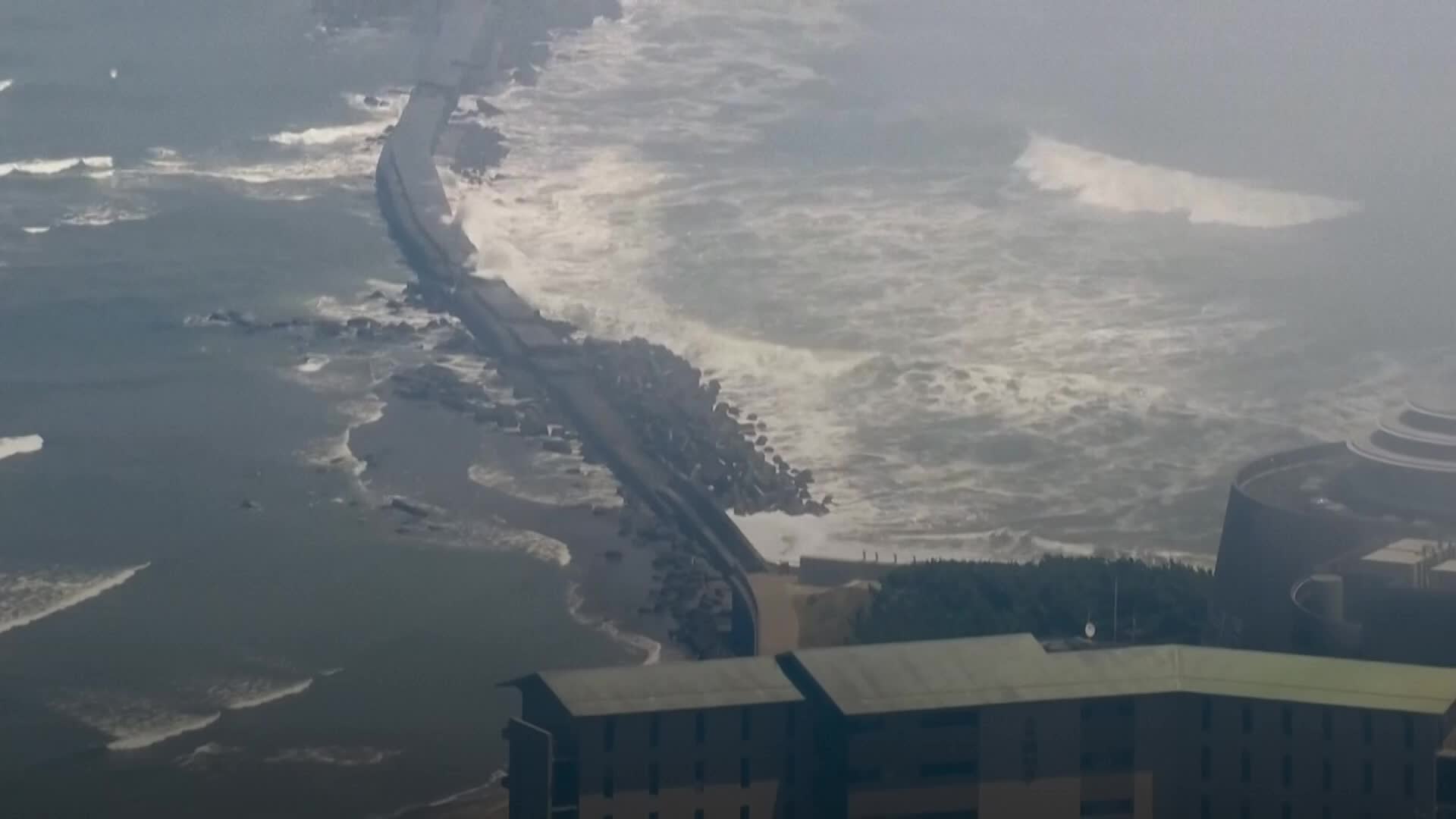 8.8-magnitude quake sends small tsunami into coasts of Russia, Japan ...
