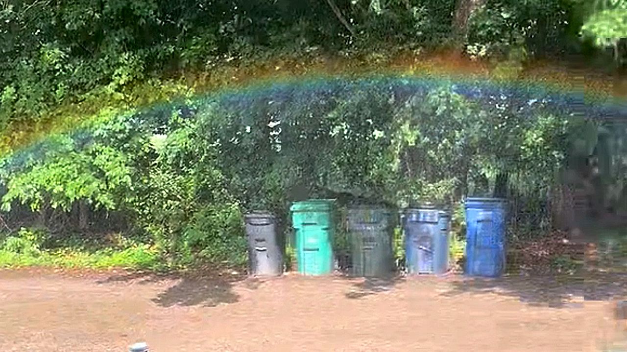Mini arco-íris aparece no jardim de uma casa nos EUA