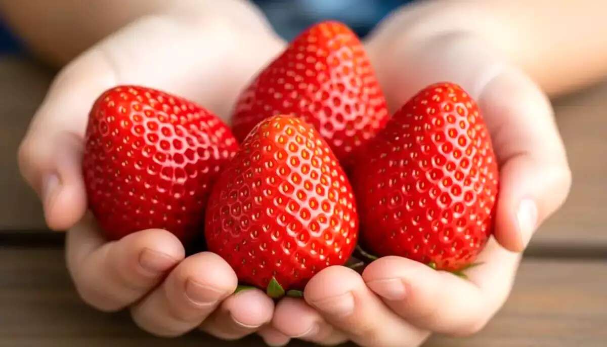 Strawberries never cease to surprise: the truth behind their little yellow dots