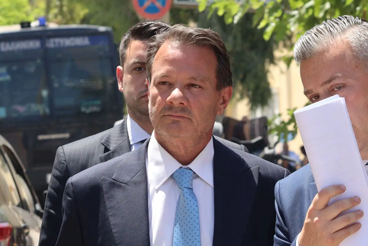 Περιπέτεια στη Σαντορίνη για τον Απόστολο Λύτρα: Βυθίστηκε το σκάφος ...