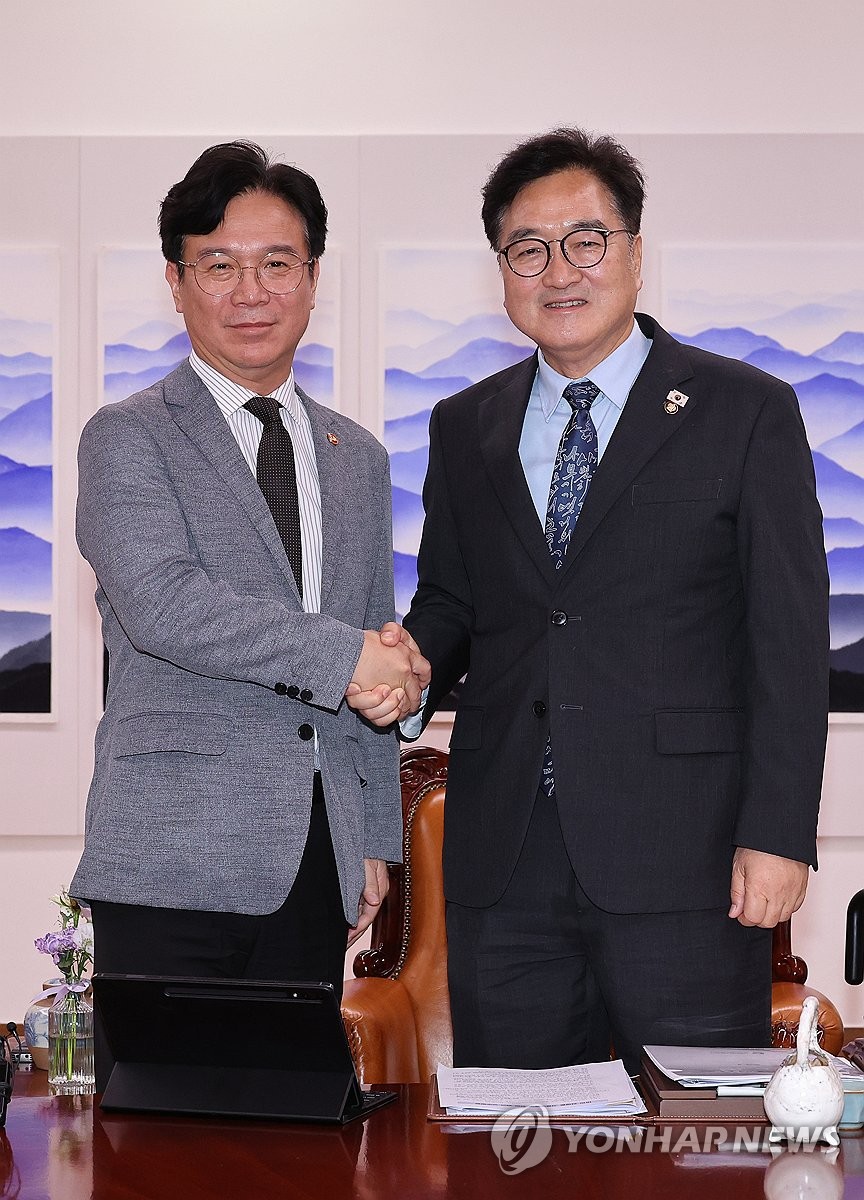 Labor minister visits parliamentary leader