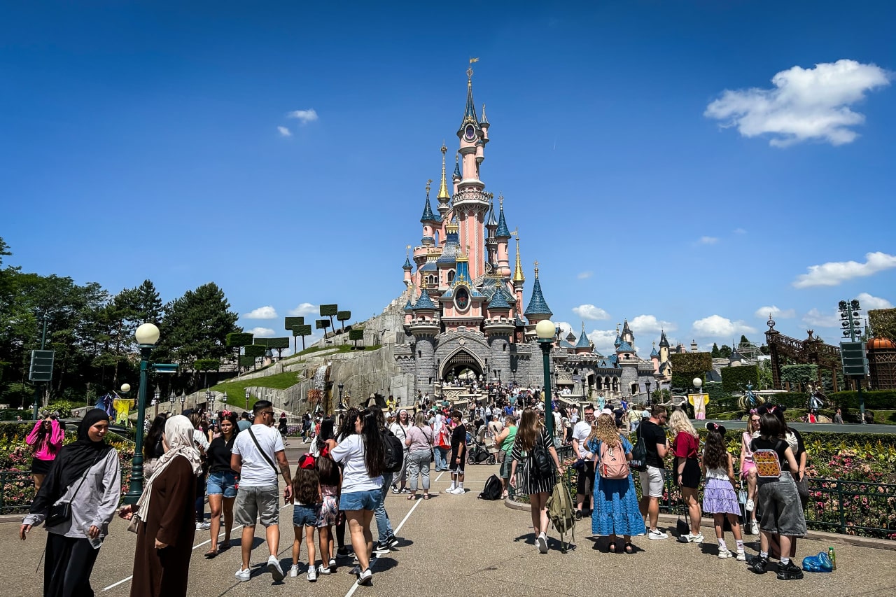 Disney Forecasts Stronger Streaming, Parks Growth as Cord-Cutting Continues