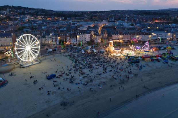 Hundreds take to beach as popular band delivers scenic show