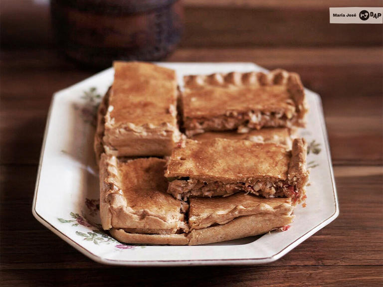 Empanada de atún con tomate, la receta con masa casera más fácil que hay