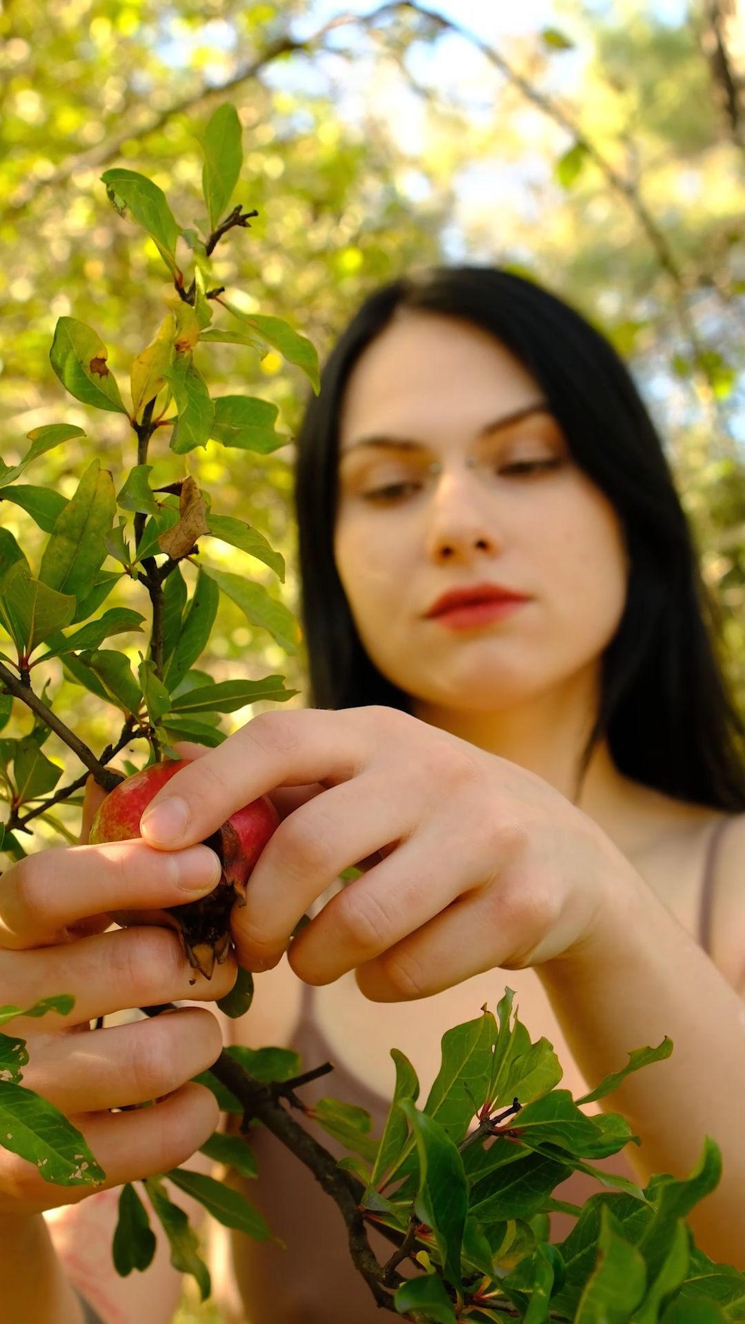 This girl’s forest find leads to the best fresh pomegranate juice ever 🍊