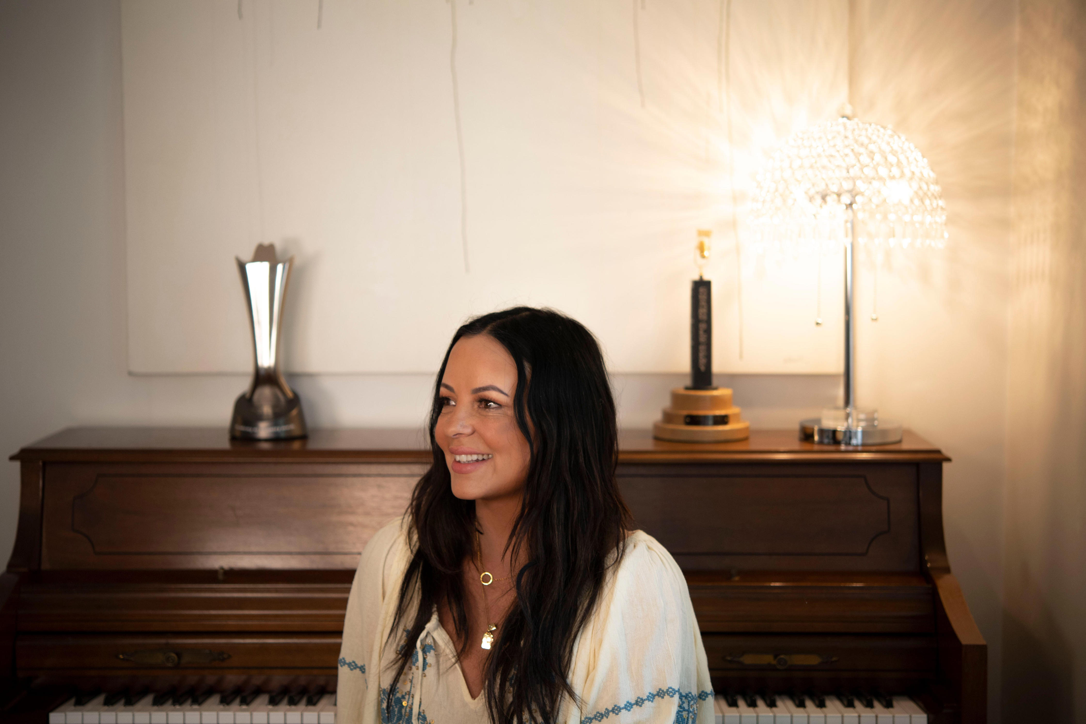 'Suds in the Bucket' & Christmas cheer at holiday time: Sara Evans ...
