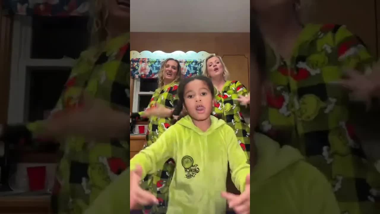 scarlett and tiania: christmas grinch pajamas dance challenge