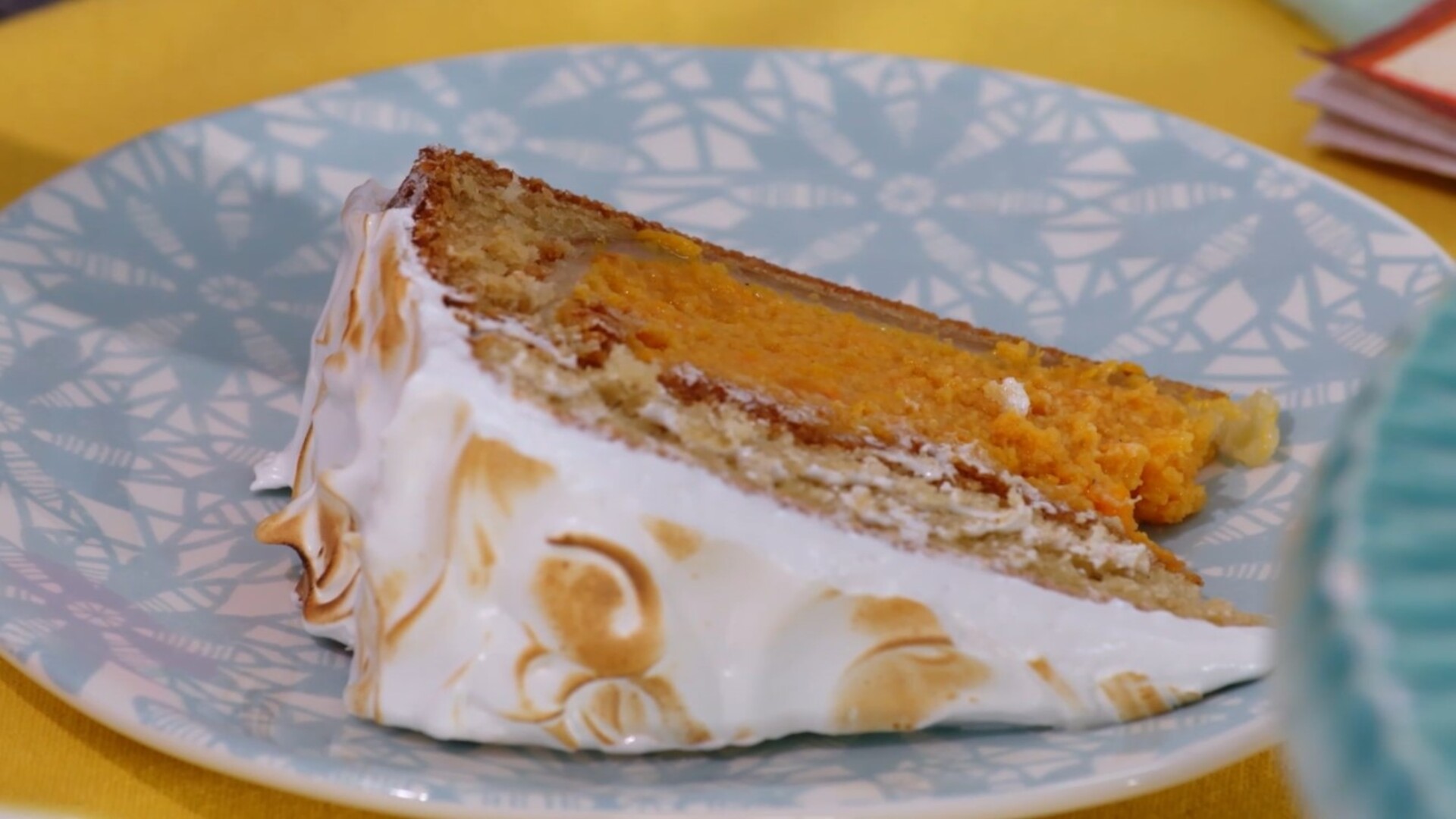 Tarte de batata doce escondida dentro de um bolo decadente