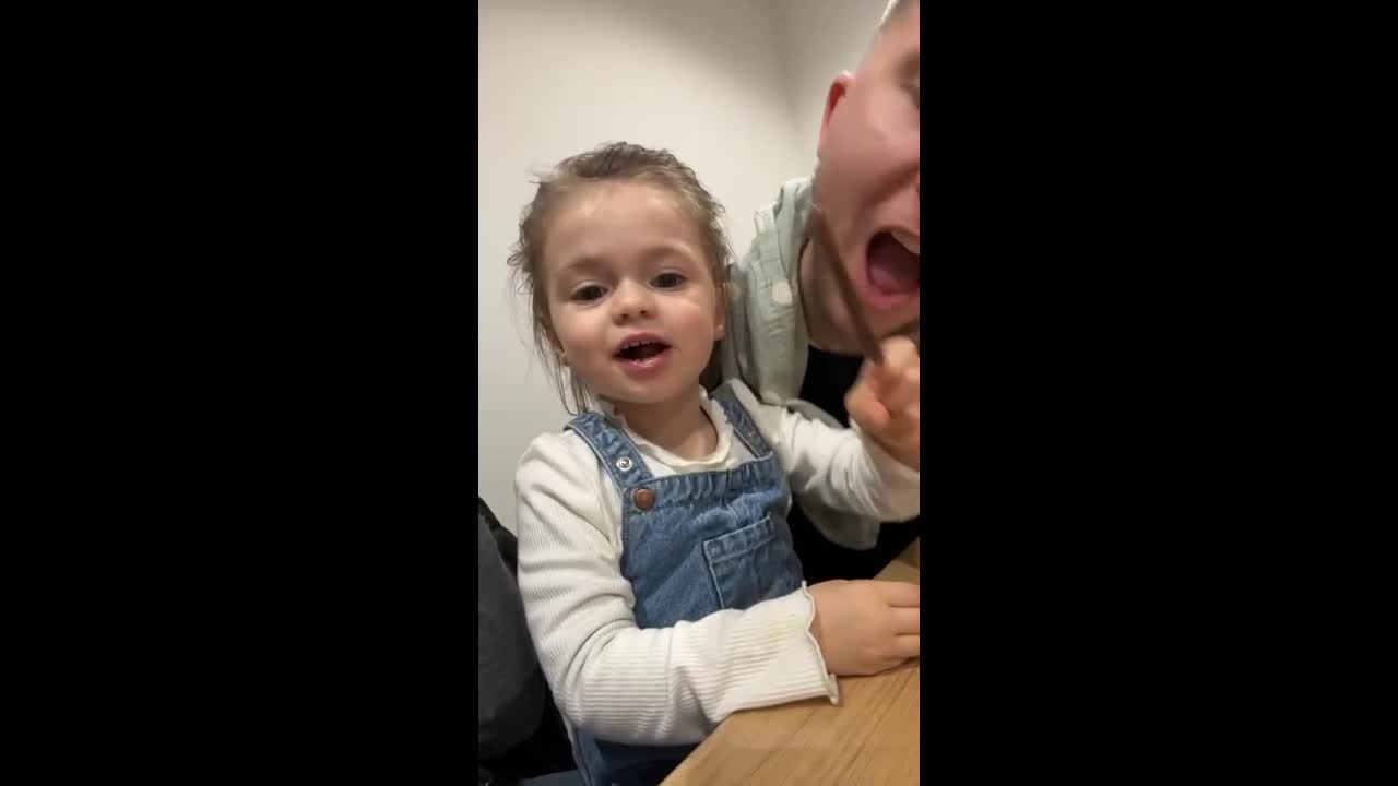 Mom shares daughter's comical reaction after dad devours entire lollipop