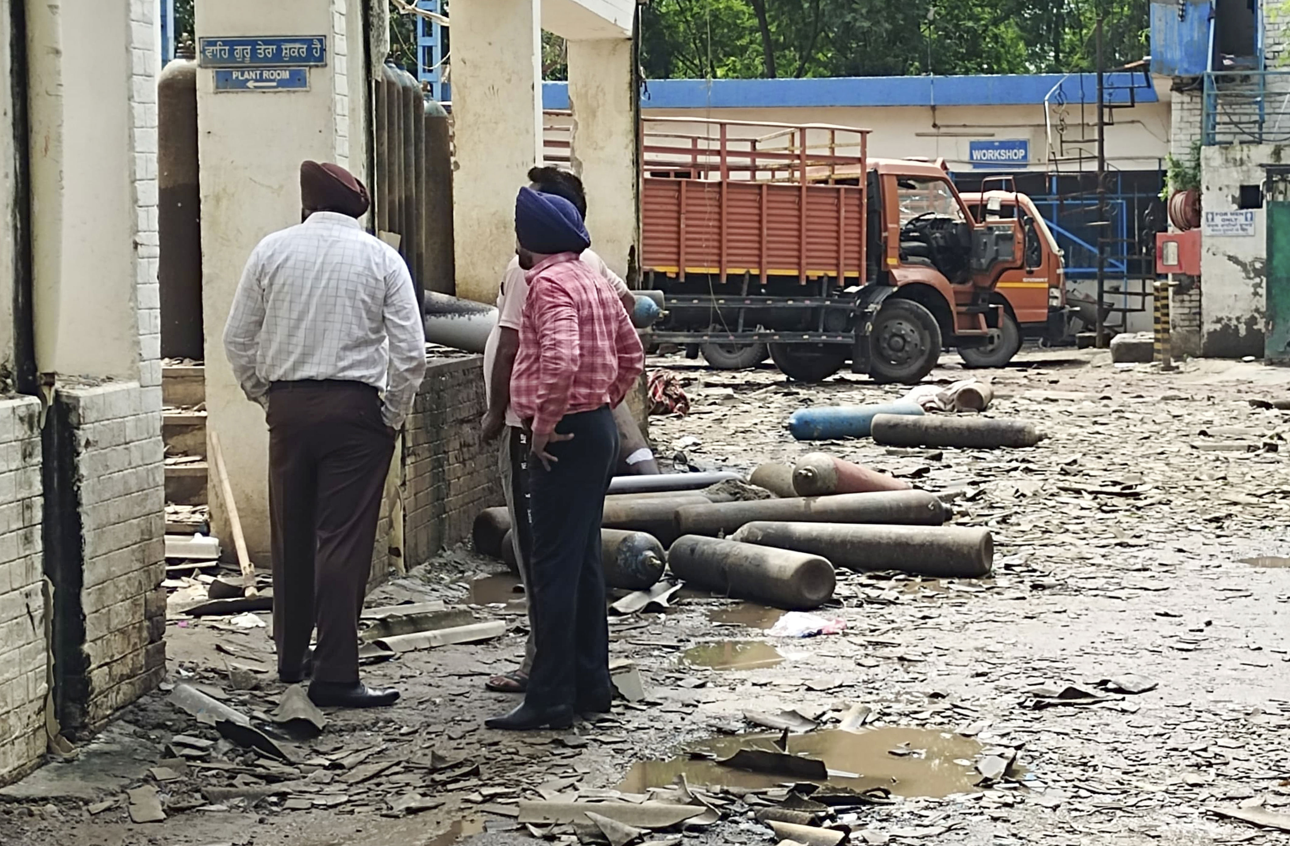 Two killed, four injured in massive blast in oxygen cylinder plant in ...