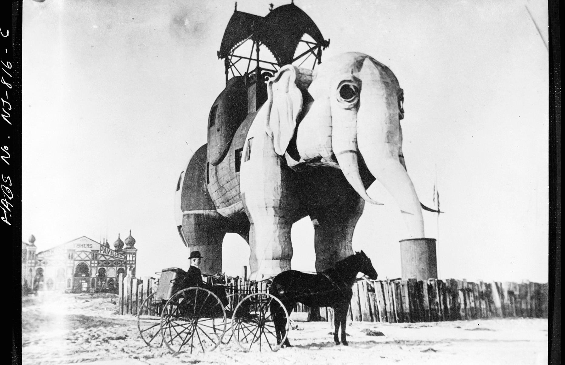 Incredible vintage photos of America's classic novelty landmarks