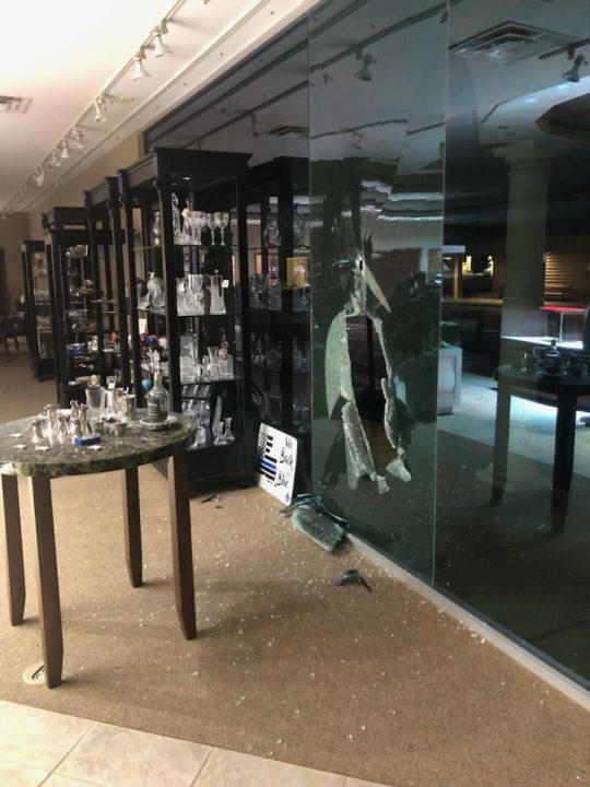 Police investigate early morning smash-and-grab at Alexandria jewelry store