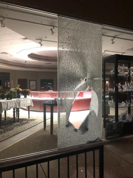 Police investigate early morning smash-and-grab at Alexandria jewelry store