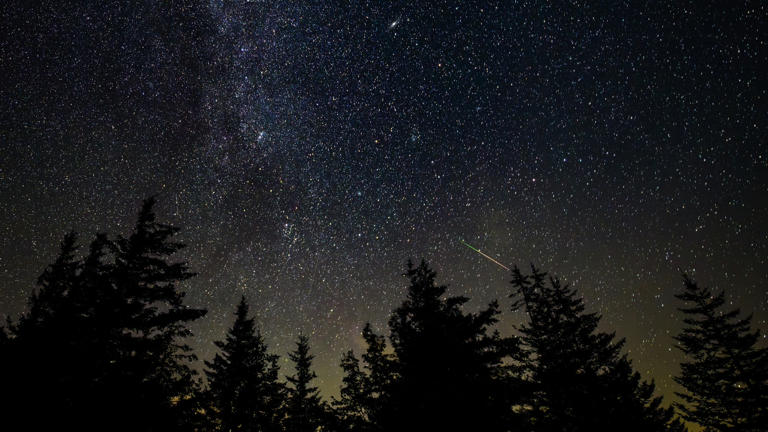 Meteor lights up West Virginia night sky | Space photo of the day for ...