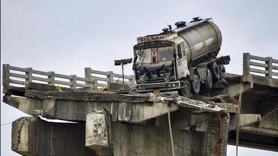 Tanker hanging from Gujarat’s Gambhira bridge retrieved, death toll rises to 22
