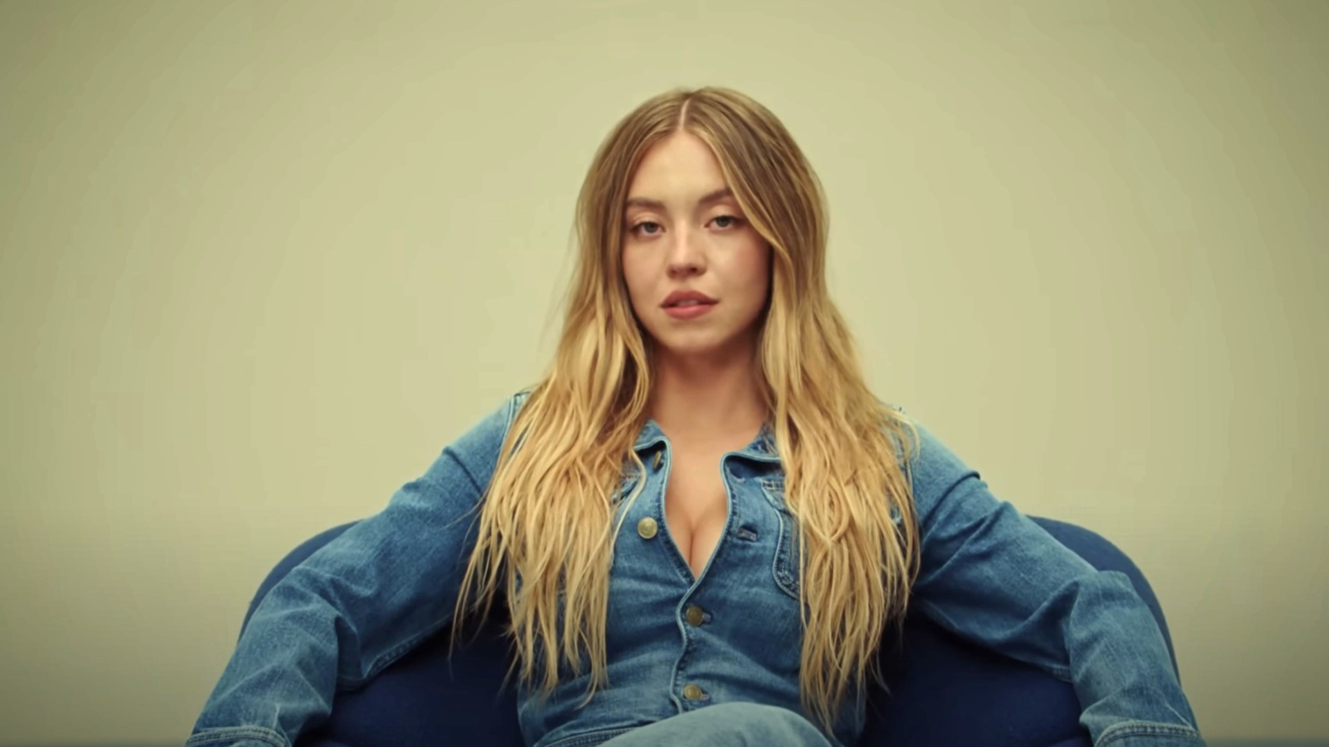 "It's even racist!": Sydney Sweeney criticized for an ad deemed provocative