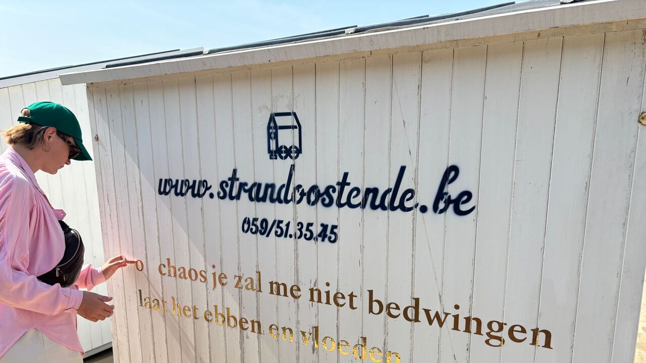 Gedicht 'Tijd' van Theater aan Zee verdwijnt op 10 van 14 strandcabines ...