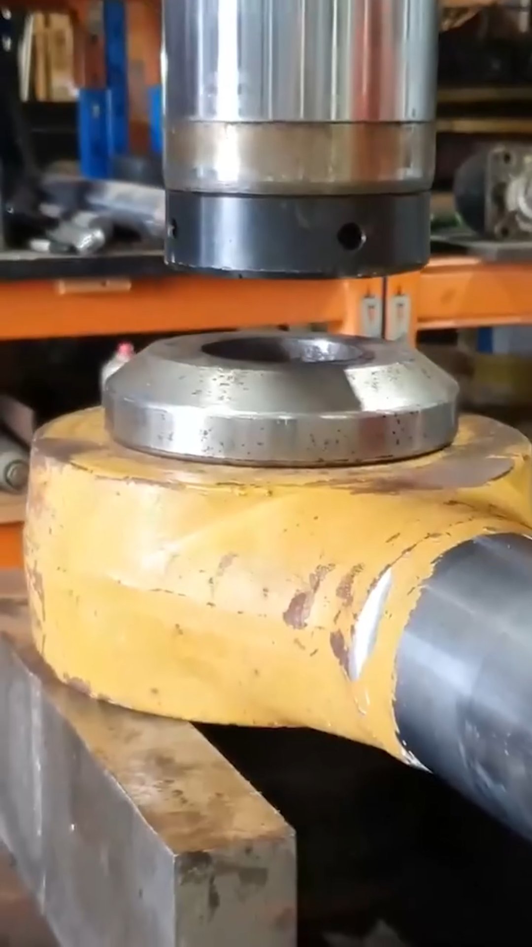 Rebuilding a CAT D10 Dozer Cylinder