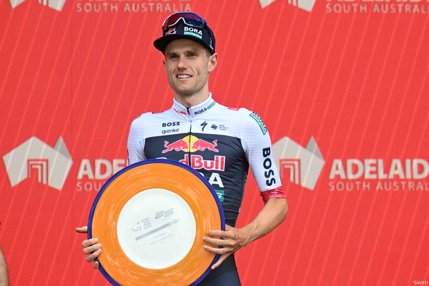 Nieuw-Zeelander reed met Vingegaard en Pogacar, en doet dat nu met ...