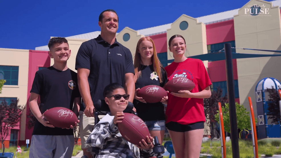 Derek Carr reunites with young patients at Valley Children's Hospital