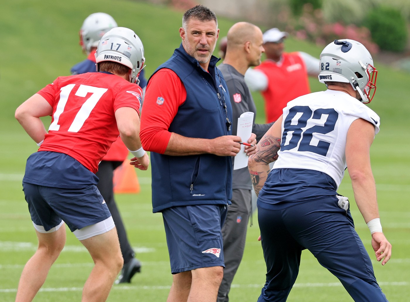 Mike Vrabel bloodied after diving into pile at Patriots joint practice