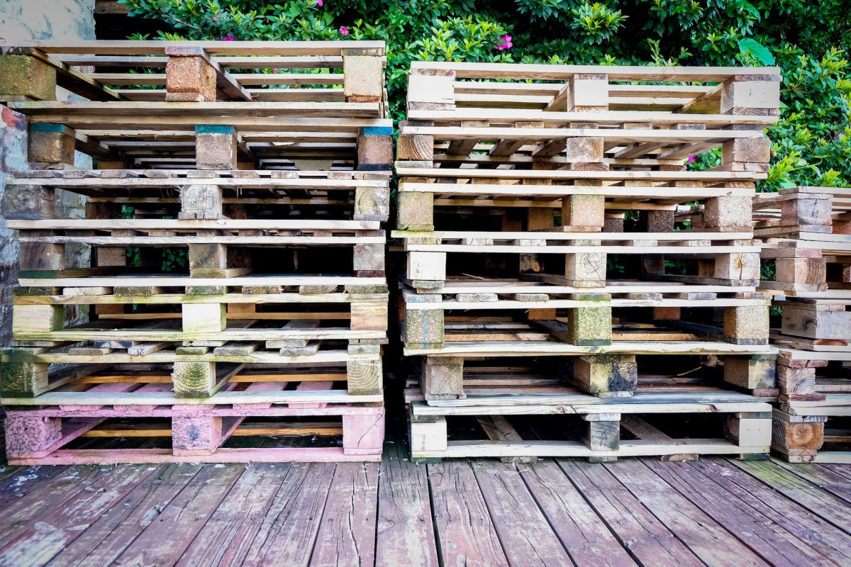 A cheap, DIY patio built from wood pallets? Easy as one-two-three!
