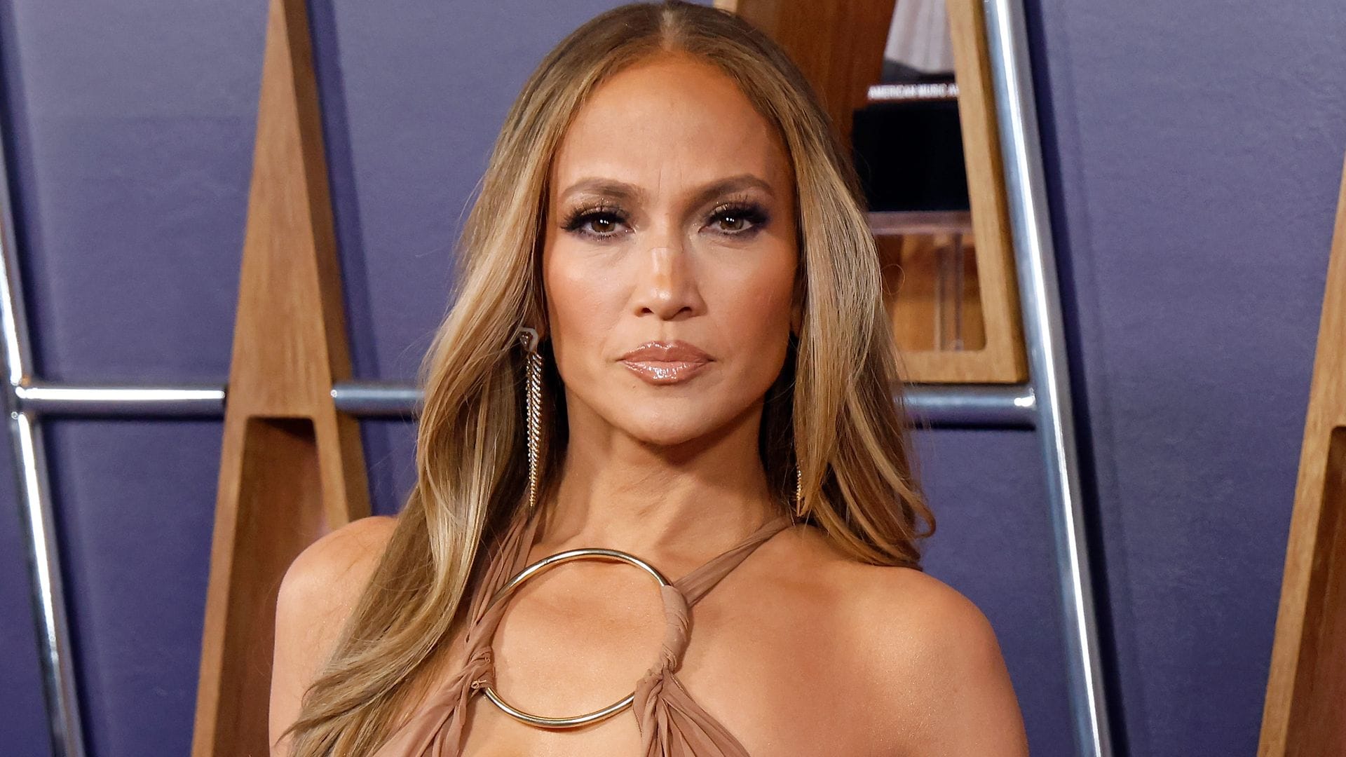 Jennifer Lopez recorre Turquía con un 'look' fresco y el bolso favorito ...