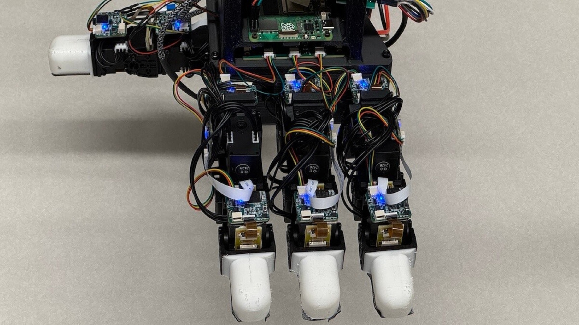 Robot hand grips smart, flinches from heat, and mimics real-world human ...
