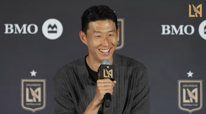 LAFC ‘7번’ 유니폼 받아 든 손흥민이 직접 밝힌 이적 배경 “요리스와 대화, 마음을 굳히는 데 도움 됐다”