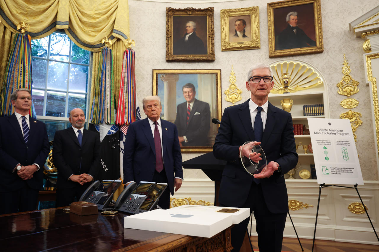 Trump Exempts Tech Companies That Invest in U.S. From 100% Chip Tariffs