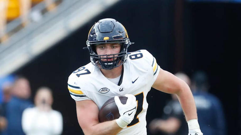 Texas Longhorns Tight End Recognized as Player to Watch in 2025