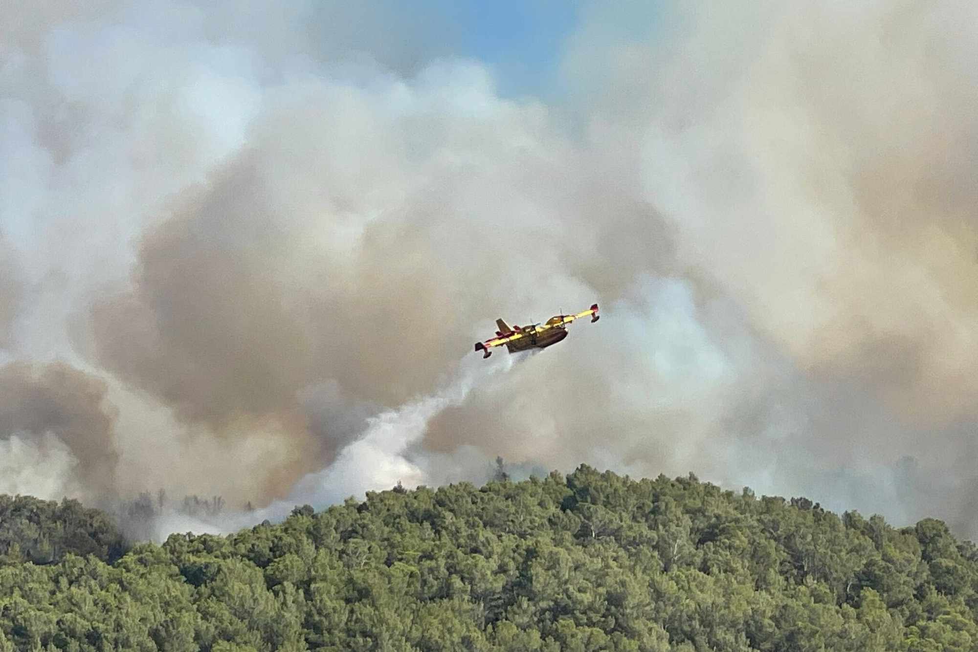1 Dead, Thousands Evacuated as Firefighters Battle Raging Wildfire: 'A ...