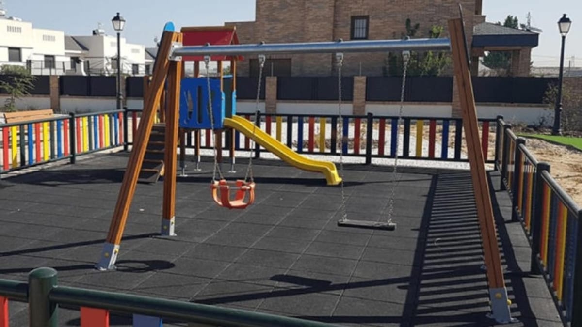 Papa filmt den Tag auf dem Spielplatz: Doch was plötzlich auf der ...