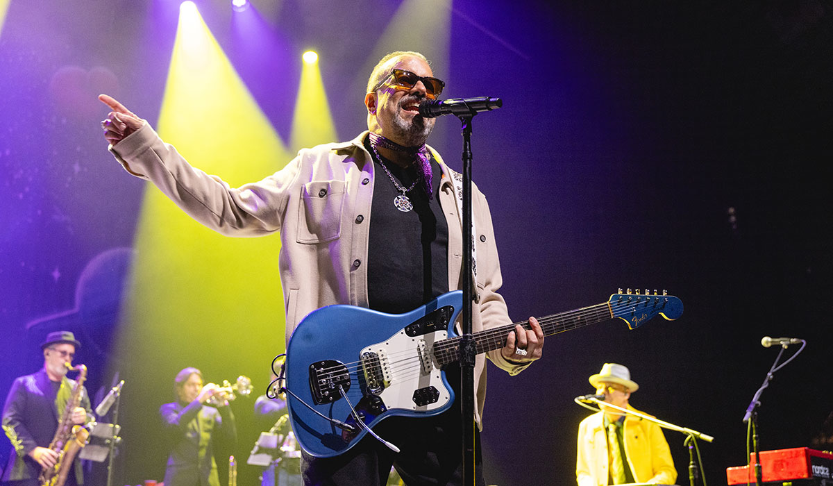 Huge country band forced to cancel tour as lead singer undergoes cancer ...