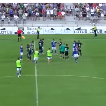 Betis-Como, scene da Far West in campo: volano pugni, due gli espulsi VIDEO