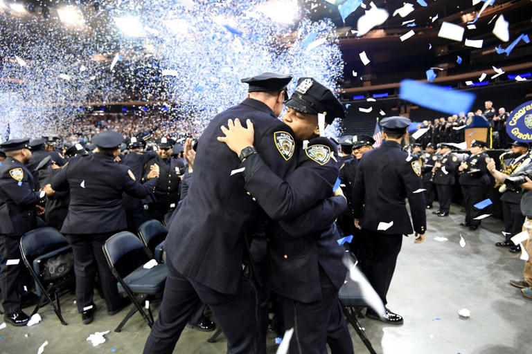Largest NYPD graduating class since 2016 takes stage at MSG as force ...