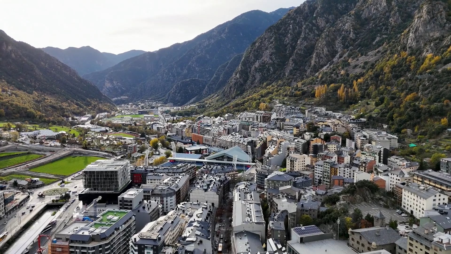 Drone Journey Andorra la Vella: Pyreneje a moderní architektura