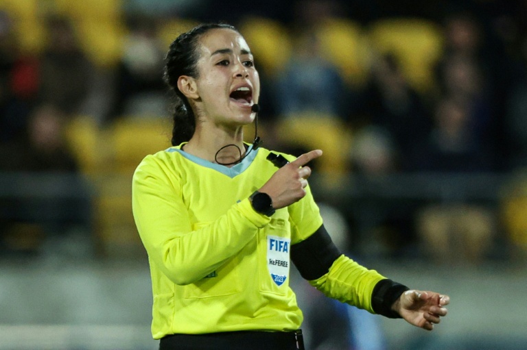 Mexican president backs threatened female football referee