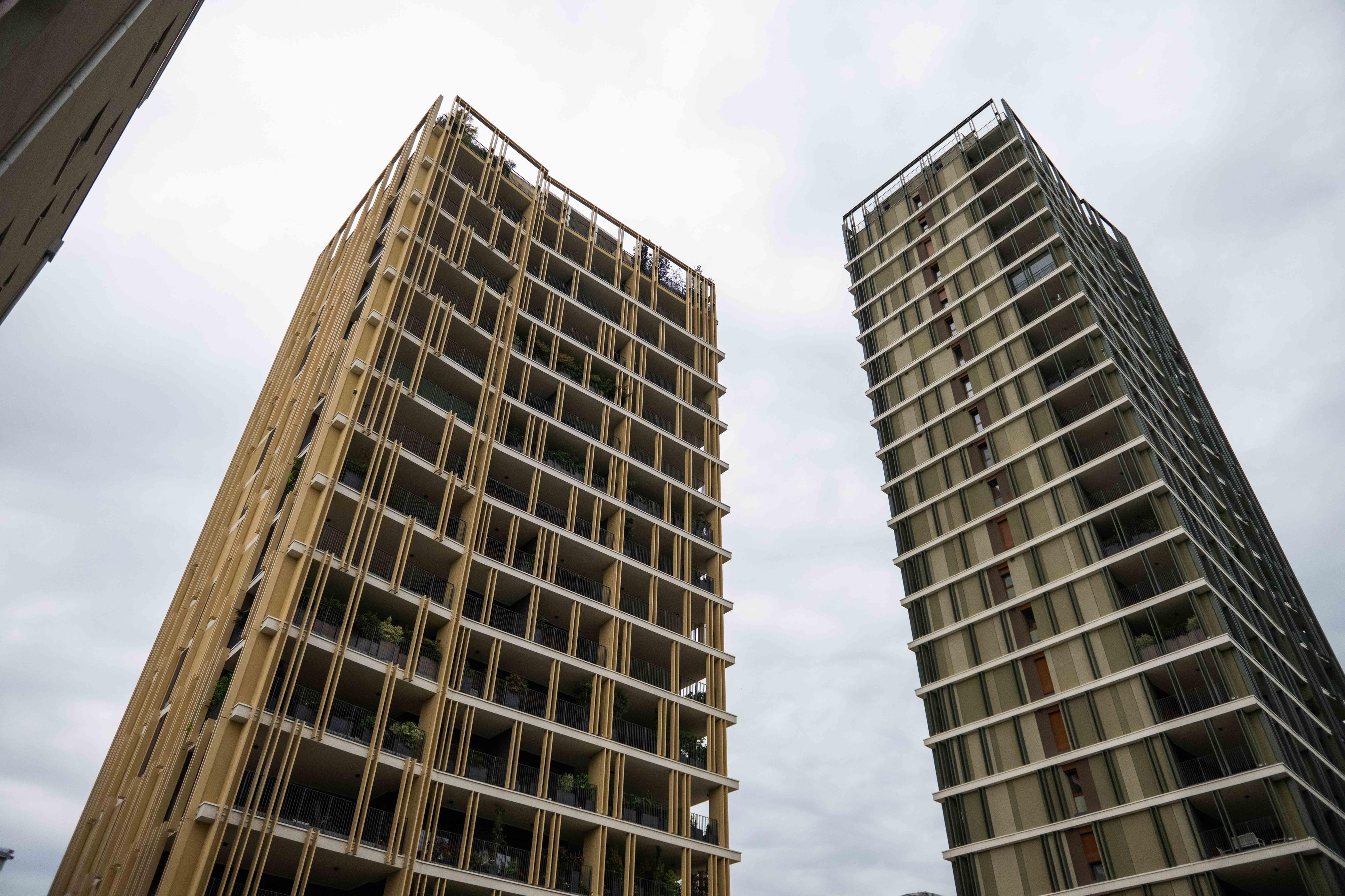 Le due facce dei grattacieli di Park Towers a Milano: “Un inferno”. Gli ...