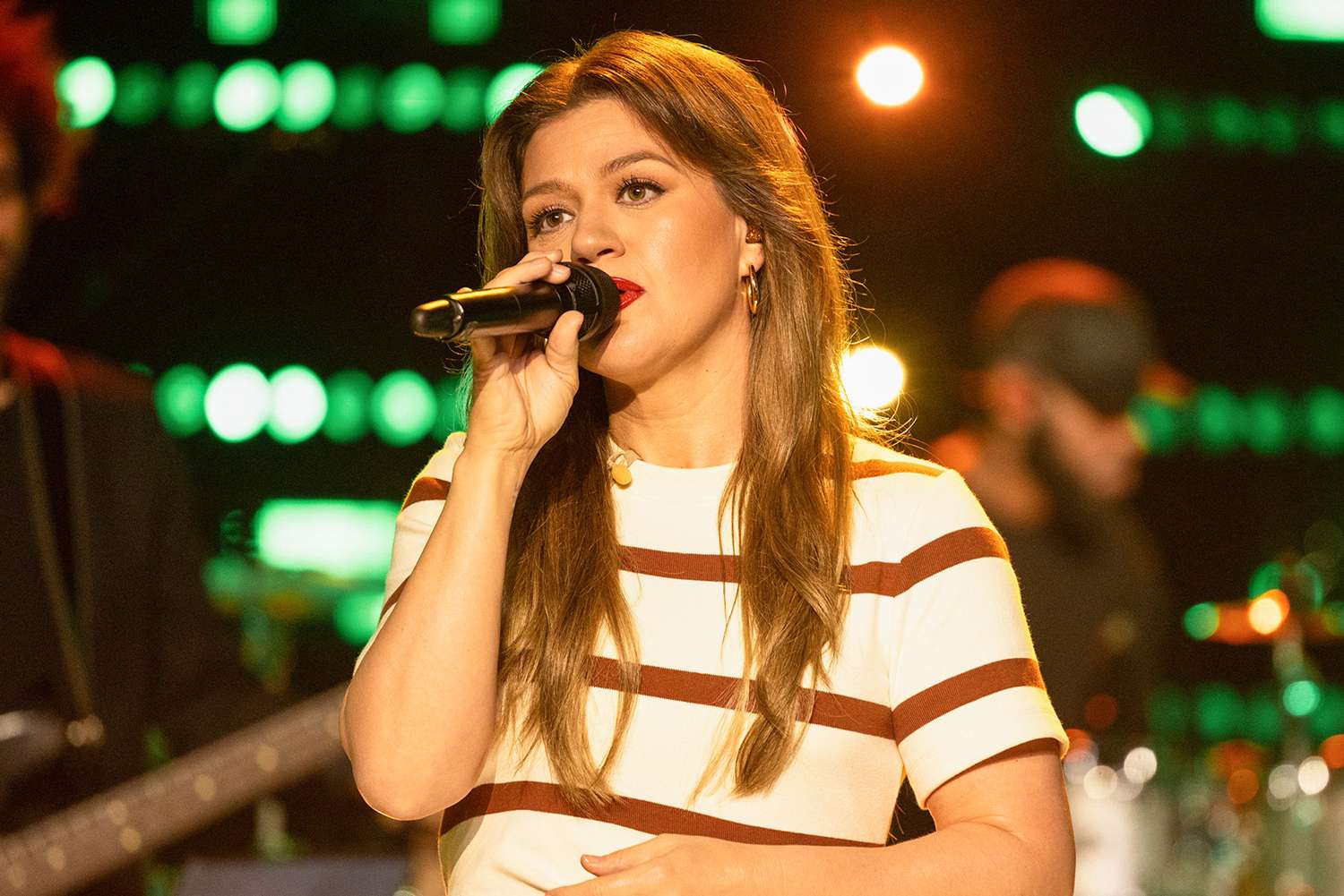 Kelly Clarkson cancels Las Vegas residency dates, reveals ex-husband ...