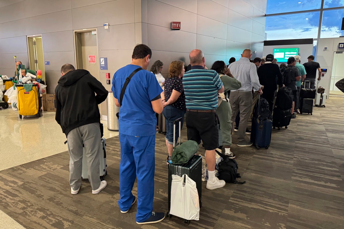 United Airlines warns of further delays as flights previously grounded ...