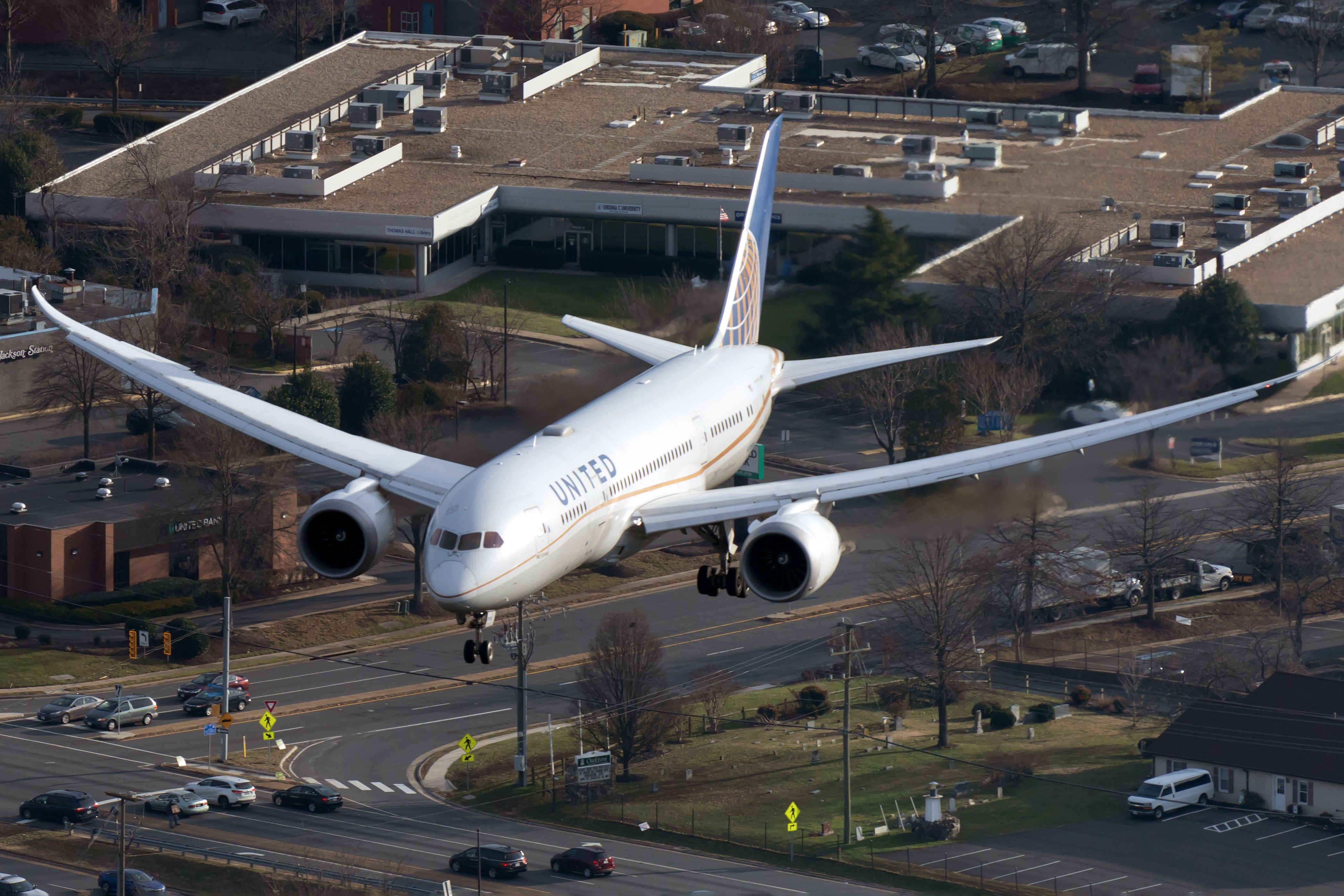 United Airlines Boeing 787 Returns to Newark After Wing Spoiler Issue