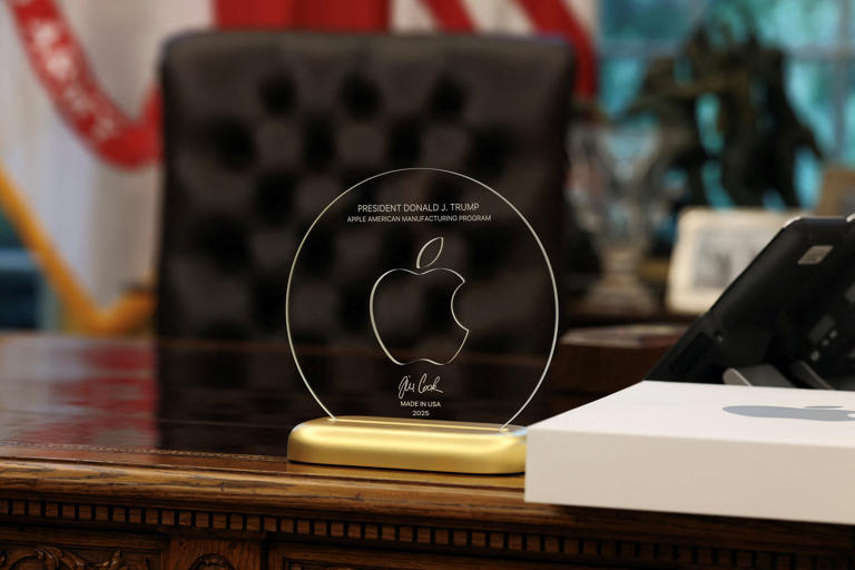 Billionaire Apple CEO Tim Cook Sucks Up to Trump With Tacky Gold Gift