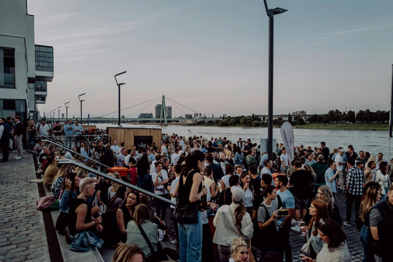 Genuss direkt am Rhein: Weinfest mit kölscher Note – Kult-Chor ...