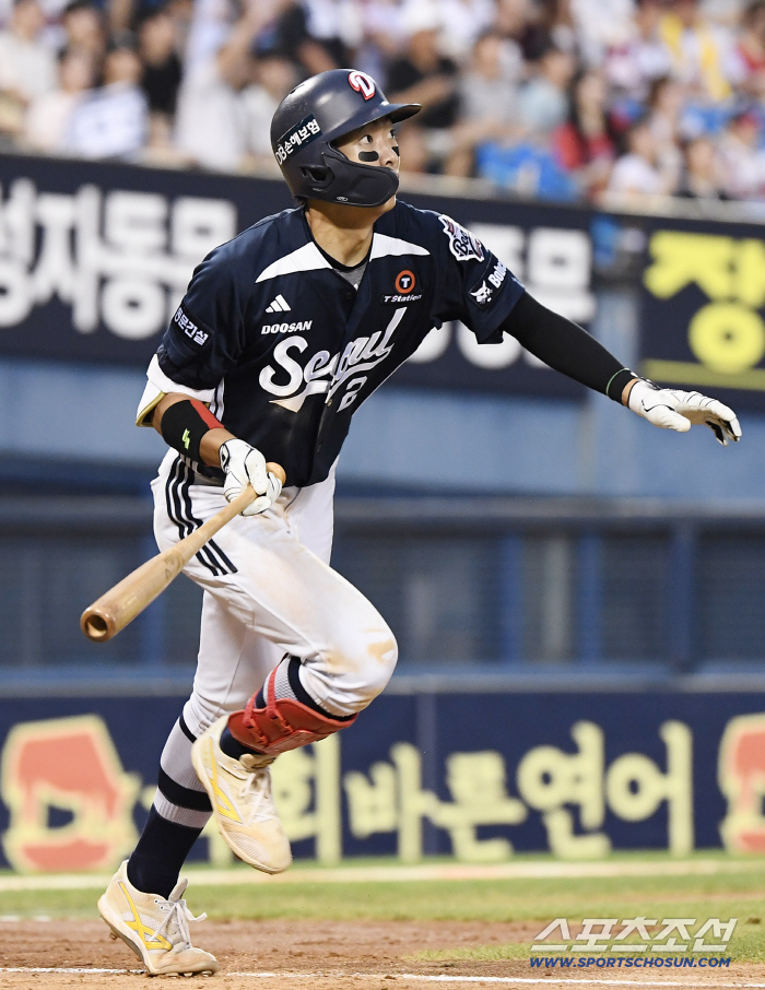 Kim Minseok hitting a double