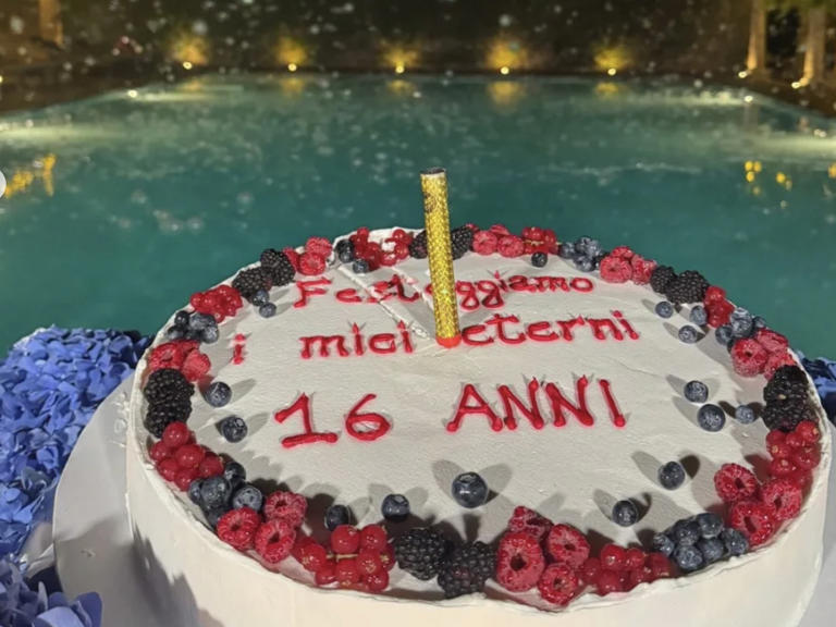 Monica Setta festeggia 61 anni. Il party a tema, la torta di Dior e le ...